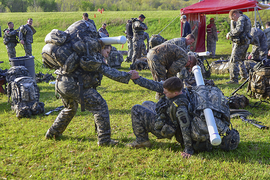 Four 101st Airborne Division Solders tackle 2015 Best Sapper ...