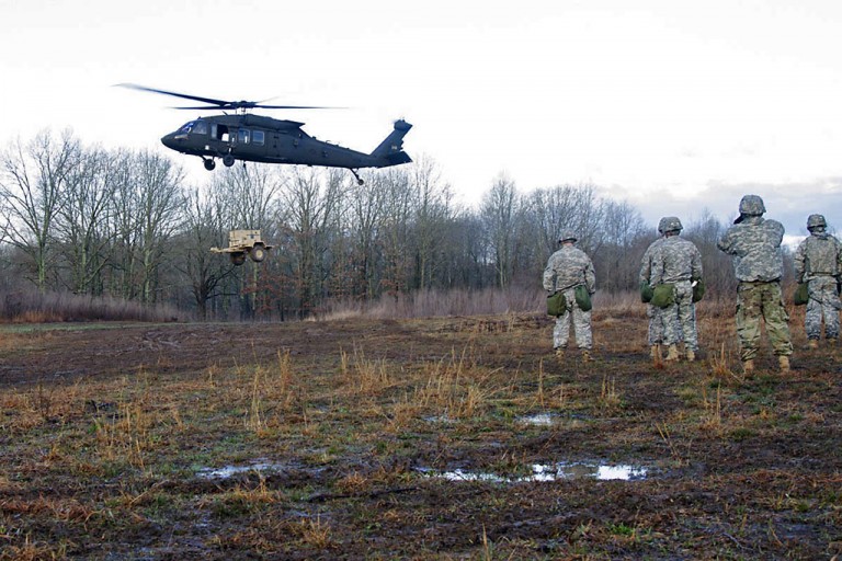 Soldiers from 58th Signal Company, 101st Special Troops Battalion ...