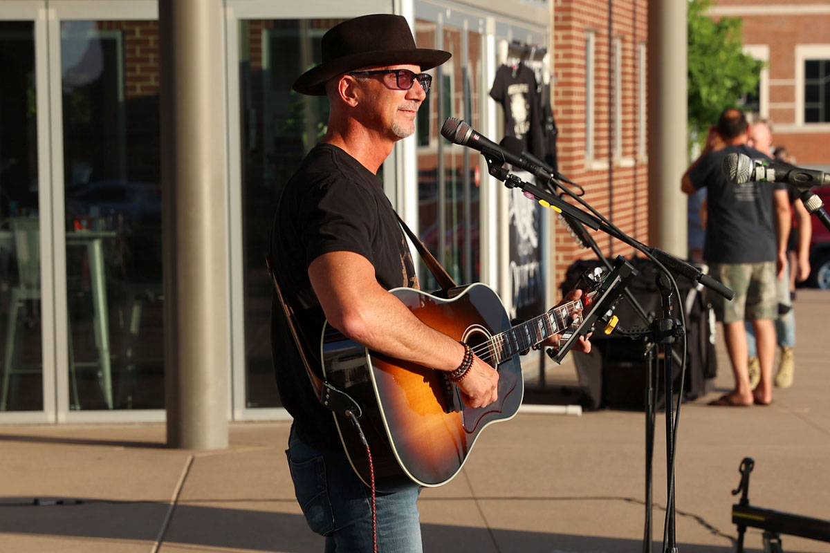 Downtown Clarksville gets rocked by Absolute Queen - Clarksville Online ...