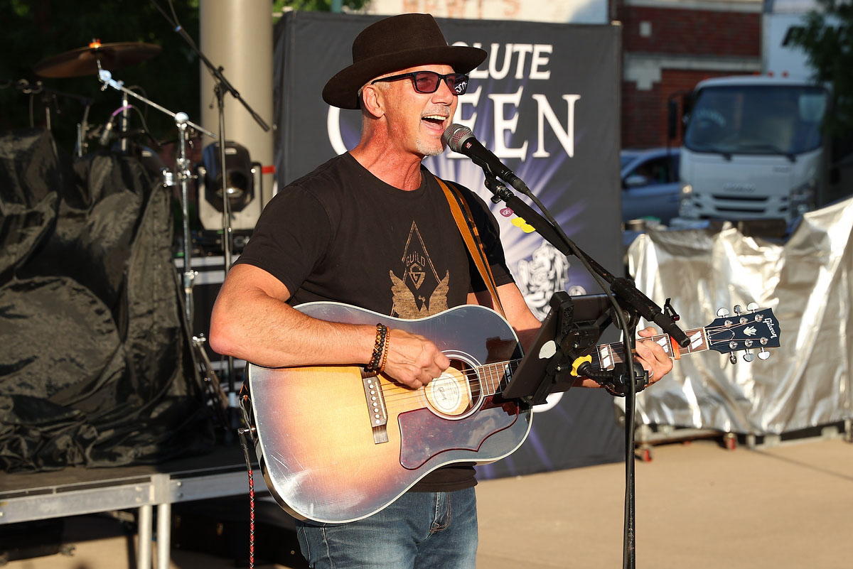 Downtown Clarksville gets rocked by Absolute Queen - Clarksville Online ...